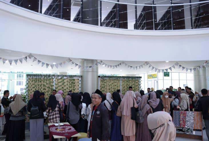Kali Pertama Digelar Luring, Pameran Buku Perpustakaan UIN Gus Dur Ramai Dikunjungi Pengunjung